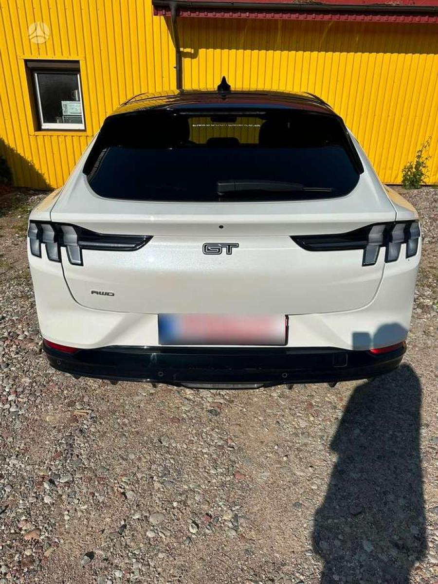 Balts Ford Mustang Mach-E 2024 Klaipėda, ar dzinēja tilpumu 0.00 L un nobraukumu 6 tūkst. km par 35900 €, foto 3 vietnē AUTOMOTO.COM.LV