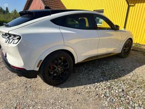 Balts Ford Mustang Mach-E 2024 Klaipėda, ar dzinēja tilpumu 0.00 L un nobraukumu 6 tūkst. km par 35900 €, foto 6 vietnē AUTOMOTO.COM.LV