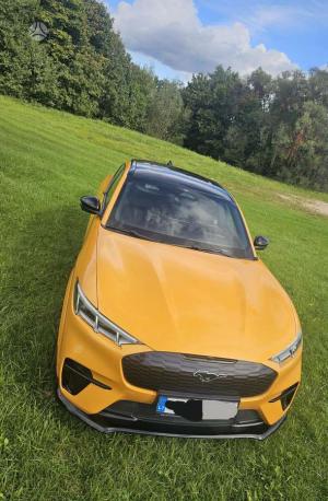 Желтый Форд Mustang Mach-E 2023 в Алитус, объемом двигателя 0.00 л и пробегом 32 тыс. км за 38500 €, фото  на AUTOMOTO.COM.LV