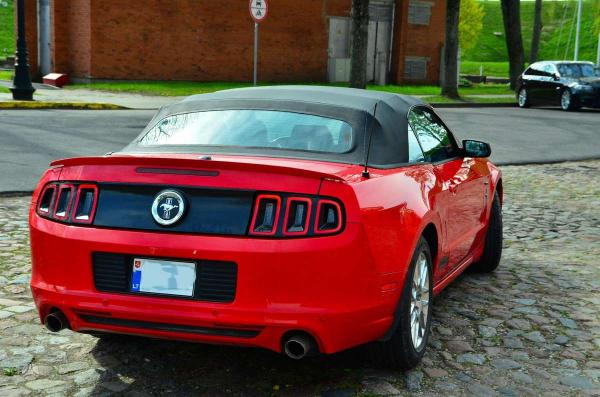 Ford Mustang 2013 Klaipėda vietnē Sarkans Ford Mustang 2013 Klaipėda, ar dzinēja tilpumu 3.73 L un nobraukumu 214 tūkst. km par 9880 €, foto 3 vietnē AUTOMOTO.COM.LV