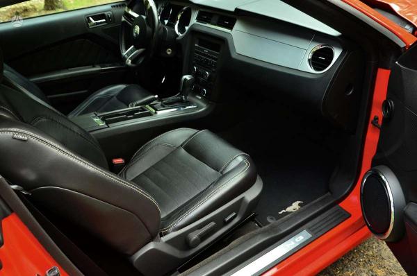 Ford Mustang 2013 Klaipėda vietnē Sarkans Ford Mustang 2013 Klaipėda, ar dzinēja tilpumu 3.73 L un nobraukumu 214 tūkst. km par 9880 €, foto 4 vietnē AUTOMOTO.COM.LV