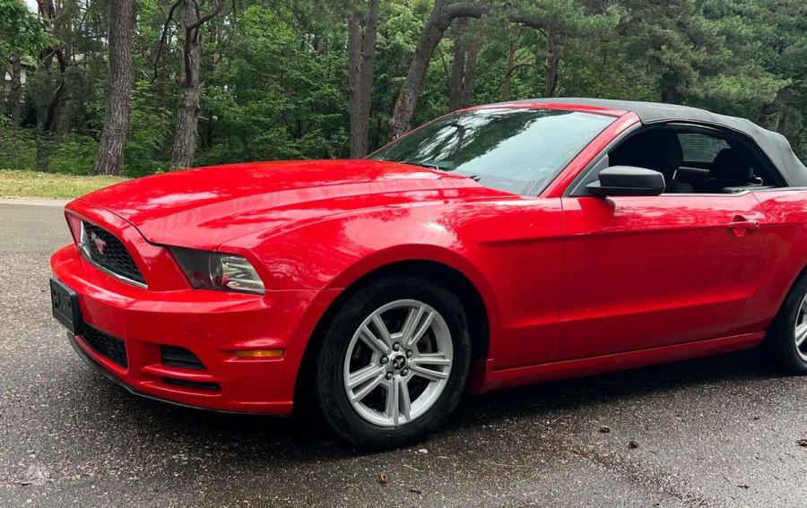 Sarkans Ford Mustang 2014 Kauņa, ar dzinēja tilpumu 3.73 L un nobraukumu 129 tūkst. km par 8800 €, foto 1 vietnē AUTOMOTO.COM.LV
