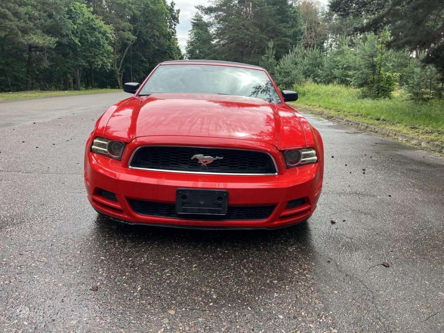 Sarkans Ford Mustang 2014 Kauņa, ar dzinēja tilpumu 3.73 L un nobraukumu 129 tūkst. km par 8800 €, foto 5 vietnē AUTOMOTO.COM.LV