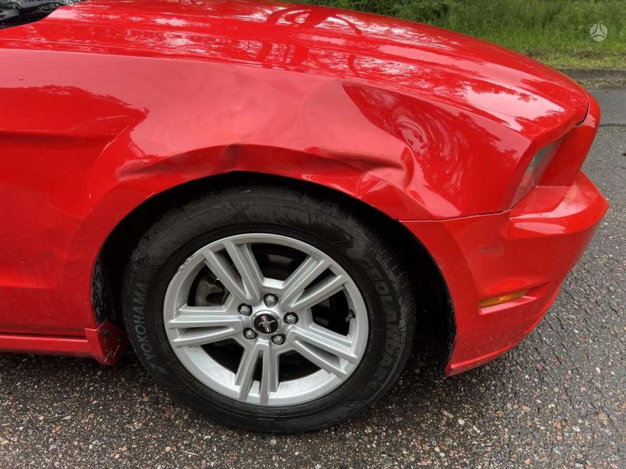 Sarkans Ford Mustang 2014 Kauņa, ar dzinēja tilpumu 3.73 L un nobraukumu 129 tūkst. km par 8800 €, foto 23 vietnē AUTOMOTO.COM.LV
