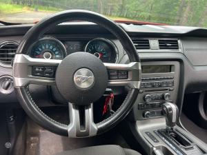 Sarkans Ford Mustang 2014 Kauņa, ar dzinēja tilpumu 3.73 L un nobraukumu 129 tūkst. km par 8800 €, foto 25 vietnē AUTOMOTO.COM.LV