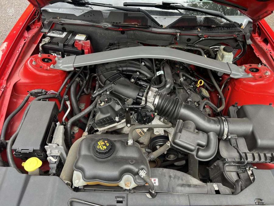 Sarkans Ford Mustang 2014 Kauņa, ar dzinēja tilpumu 3.73 L un nobraukumu 129 tūkst. km par 8800 €, foto 28 vietnē AUTOMOTO.COM.LV