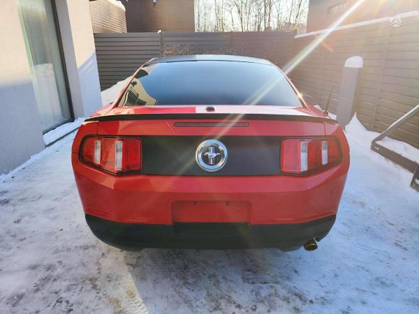 Red Ford Mustang 2010 in Kaunas, with an engine capacity of 4.01 L and mileage of 194 thousand km for 11798 €, photo 4 on AUTOMOTO.COM.LV