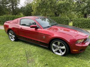 Sarkans Ford Mustang 2012 Panevēža, ar dzinēja tilpumu 3.73 L un nobraukumu 70 tūkst. km par 9900 €, foto  vietnē AUTOMOTO.COM.LV