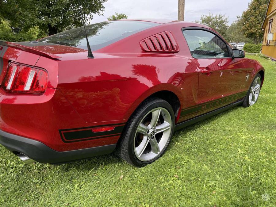Sarkans Ford Mustang 2012 Panevēža, ar dzinēja tilpumu 3.73 L un nobraukumu 70 tūkst. km par 9900 €, foto 3 vietnē AUTOMOTO.COM.LV