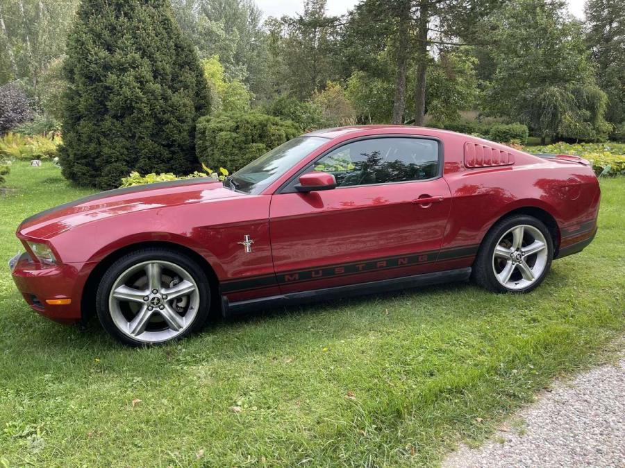 Sarkans Ford Mustang 2012 Panevēža, ar dzinēja tilpumu 3.73 L un nobraukumu 70 tūkst. km par 9900 €, foto 4 vietnē AUTOMOTO.COM.LV