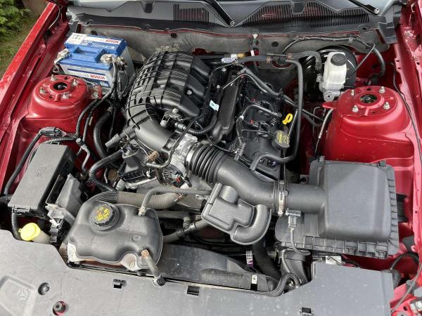 Sarkans Ford Mustang 2012 Panevēža, ar dzinēja tilpumu 3.73 L un nobraukumu 70 tūkst. km par 9900 €, foto 4 vietnē AUTOMOTO.COM.LV