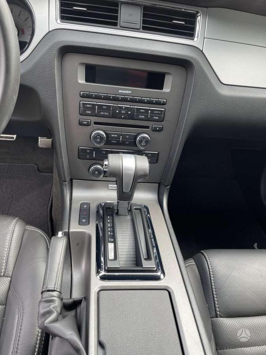 Sarkans Ford Mustang 2012 Panevēža, ar dzinēja tilpumu 3.73 L un nobraukumu 70 tūkst. km par 9900 €, foto 6 vietnē AUTOMOTO.COM.LV