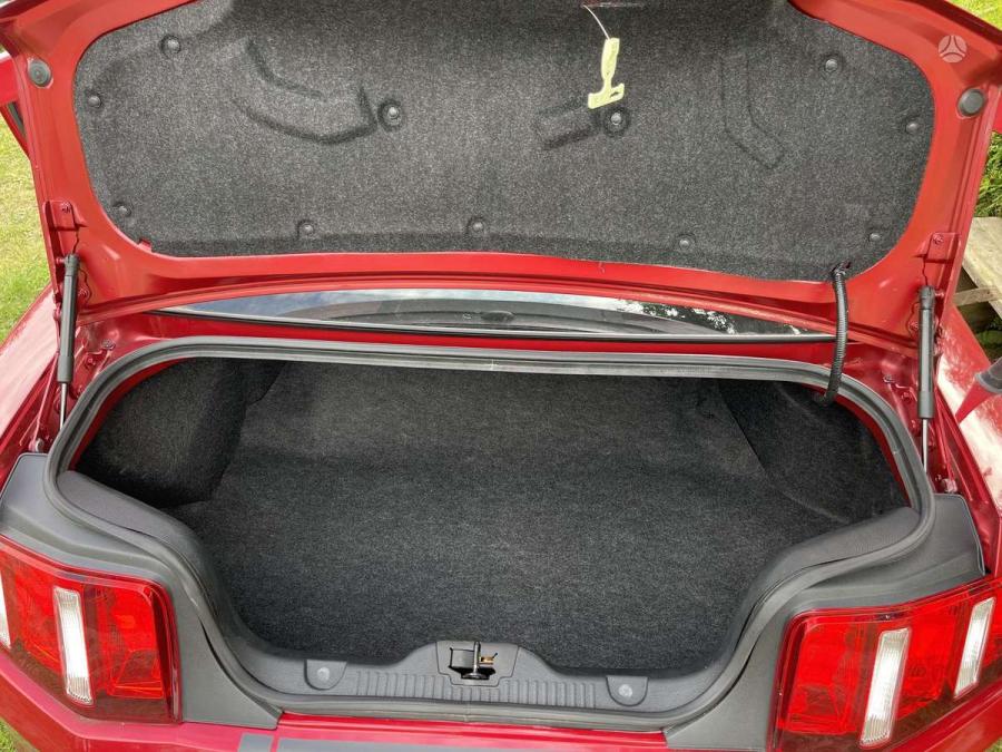Sarkans Ford Mustang 2012 Panevēža, ar dzinēja tilpumu 3.73 L un nobraukumu 70 tūkst. km par 9900 €, foto 7 vietnē AUTOMOTO.COM.LV