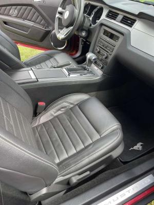 Sarkans Ford Mustang 2012 Panevēža, ar dzinēja tilpumu 3.73 L un nobraukumu 70 tūkst. km par 9900 €, foto 9 vietnē AUTOMOTO.COM.LV