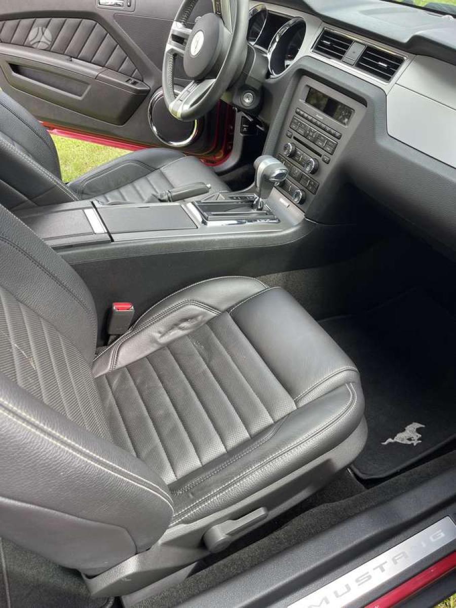 Sarkans Ford Mustang 2012 Panevēža, ar dzinēja tilpumu 3.73 L un nobraukumu 70 tūkst. km par 9900 €, foto 9 vietnē AUTOMOTO.COM.LV