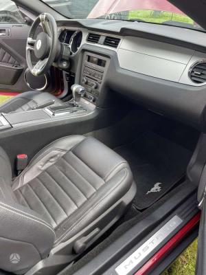 Sarkans Ford Mustang 2012 Panevēža, ar dzinēja tilpumu 3.73 L un nobraukumu 70 tūkst. km par 9900 €, foto 10 vietnē AUTOMOTO.COM.LV