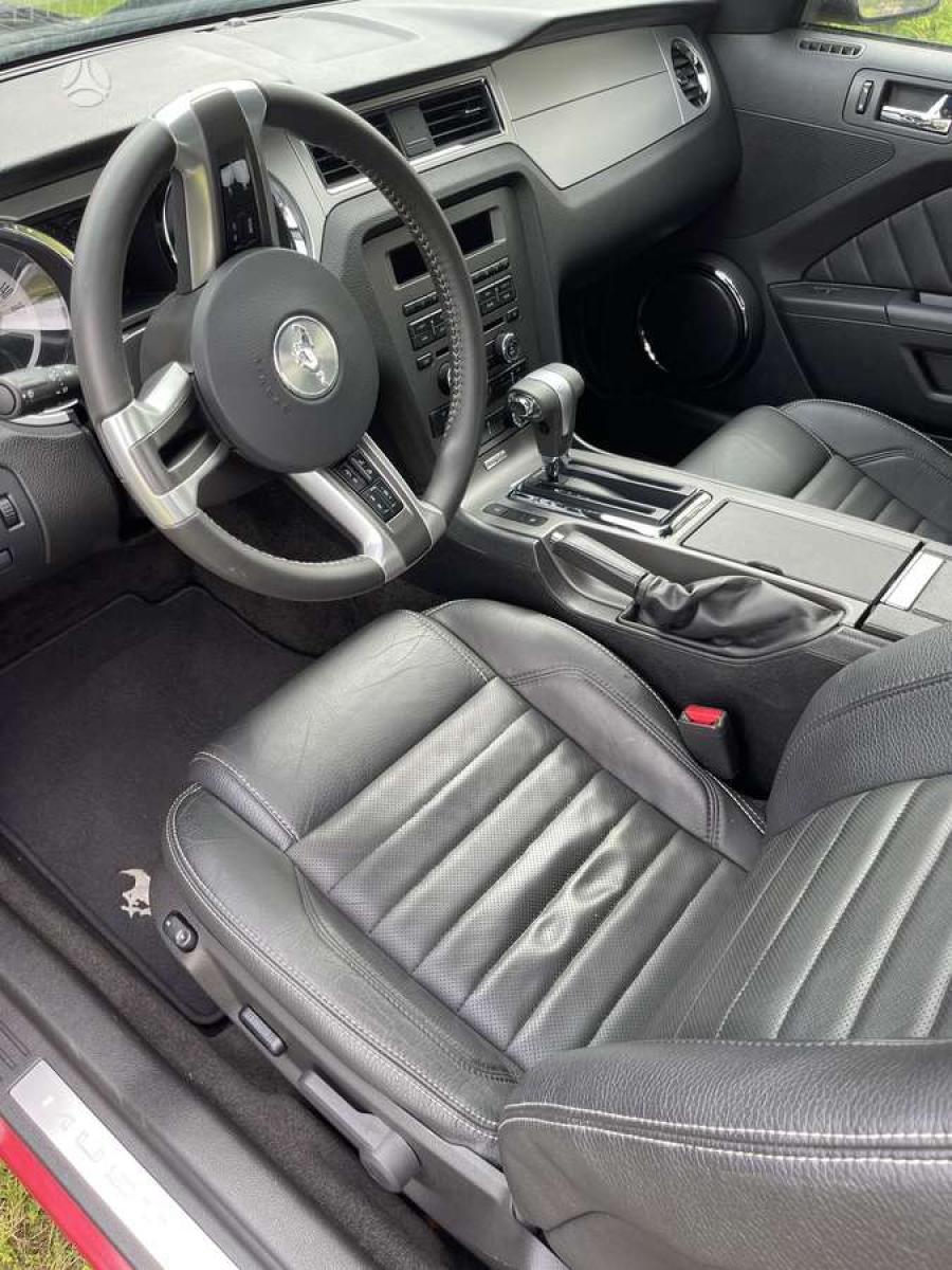 Sarkans Ford Mustang 2012 Panevēža, ar dzinēja tilpumu 3.73 L un nobraukumu 70 tūkst. km par 9900 €, foto 12 vietnē AUTOMOTO.COM.LV