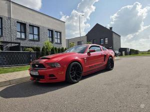 Sarkans Ford Mustang 2013 Viļņa, ar dzinēja tilpumu 3.73 L un nobraukumu 156 tūkst. km par 11800 €, foto  vietnē AUTOMOTO.COM.LV