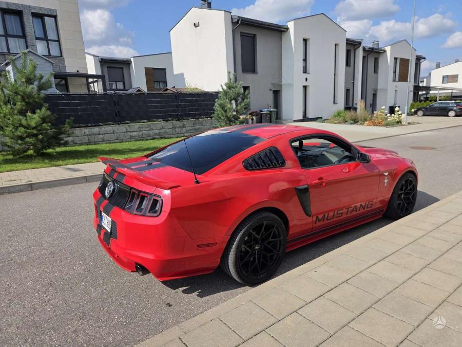 Sarkans Ford Mustang 2013 Viļņa, ar dzinēja tilpumu 3.73 L un nobraukumu 156 tūkst. km par 11800 €, foto 4 vietnē AUTOMOTO.COM.LV