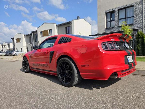 Sarkans Ford Mustang 2013 Viļņa, ar dzinēja tilpumu 3.73 L un nobraukumu 156 tūkst. km par 11800 €, foto 8 vietnē AUTOMOTO.COM.LV