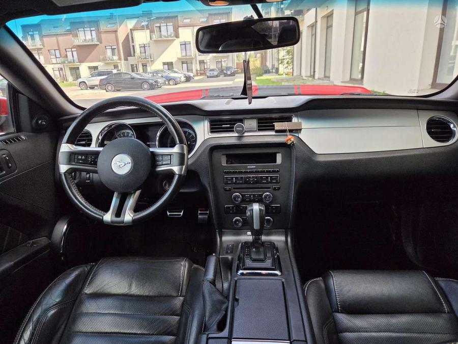 Sarkans Ford Mustang 2013 Viļņa, ar dzinēja tilpumu 3.73 L un nobraukumu 156 tūkst. km par 11800 €, foto 11 vietnē AUTOMOTO.COM.LV