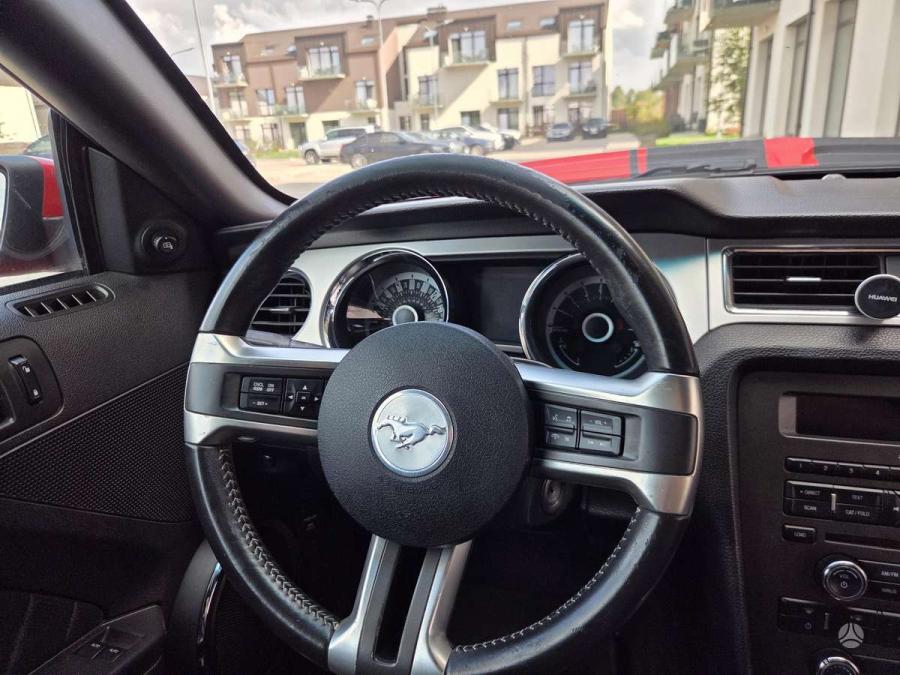 Sarkans Ford Mustang 2013 Viļņa, ar dzinēja tilpumu 3.73 L un nobraukumu 156 tūkst. km par 11800 €, foto 14 vietnē AUTOMOTO.COM.LV