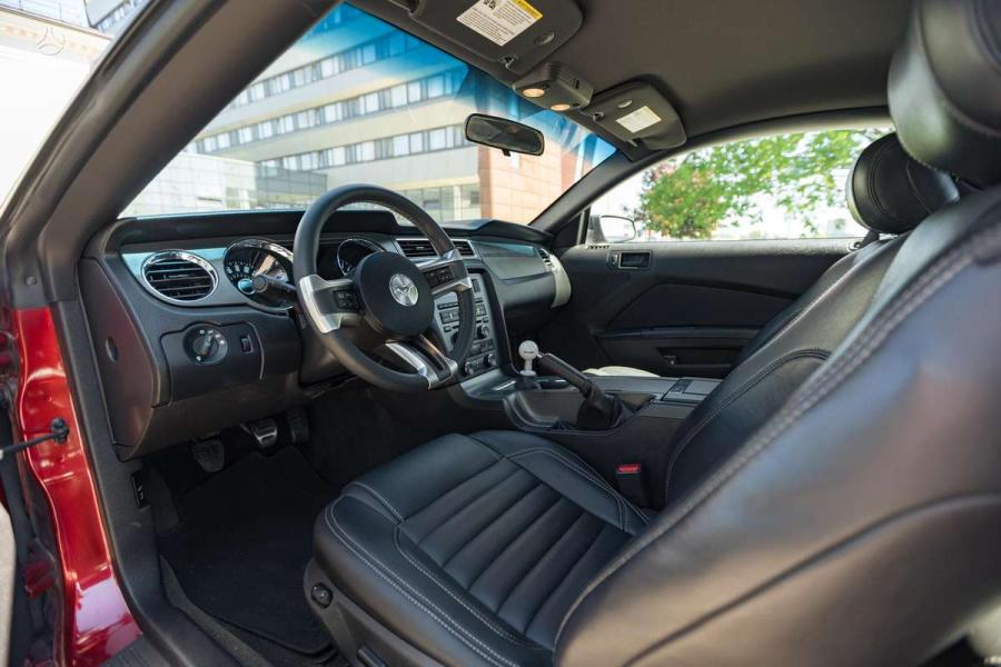 Red Ford Mustang 2014 in Klaipeda, with an engine capacity of 4.95 L and mileage of 92 thousand km for 22000 €, photo 24 on AUTOMOTO.COM.LV