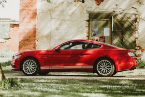 Red Ford Mustang 2016 in Tartu, with an engine capacity of 5.00 L and mileage of 106 thousand km for 29000 €, photo 3 on AUTOMOTO.COM.LV