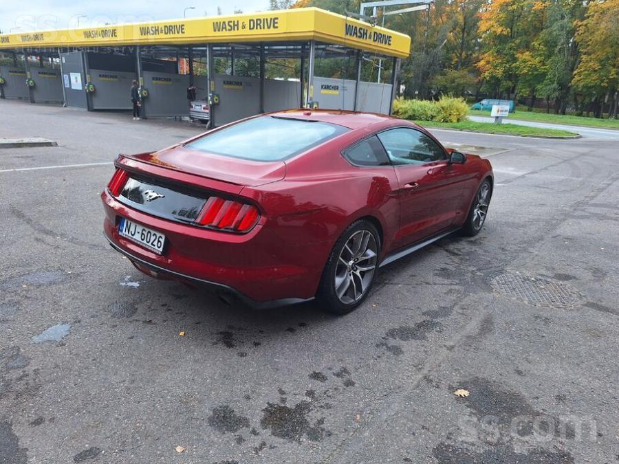 Red Ford Mustang 2017 in Riga, with an engine capacity of 2.30 L and mileage of 117 thousand km for 20500 €, photo 4 on AUTOMOTO.COM.LV