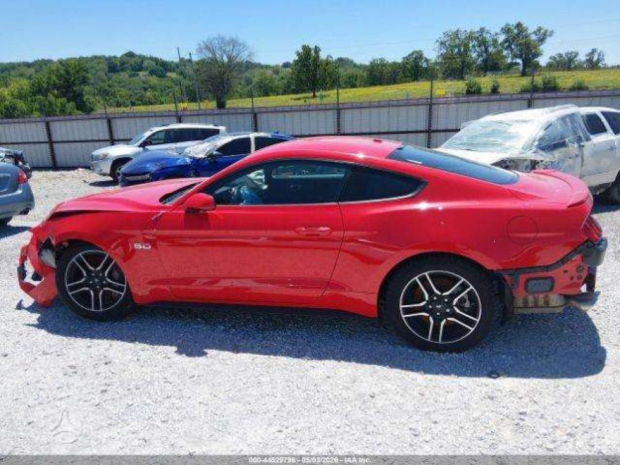 Red Ford Mustang 2019 in Klaipeda, with an engine capacity of 5.00 L and mileage of 584 thousand km for 6550 €, photo 5 on AUTOMOTO.COM.LV
