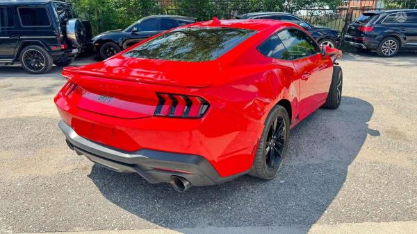 Red Ford Mustang 2024 in Ukmerge, with an engine capacity of 5.04 L and mileage of 62 thousand km for 23999 €, photo 3 on AUTOMOTO.COM.LV