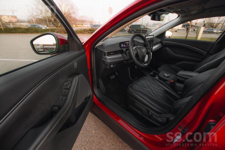 Red Ford Mustang 2021 in Riga, with an engine capacity of 0.00 L and mileage of 98 thousand km for 21400 €, photo 7 on AUTOMOTO.COM.LV