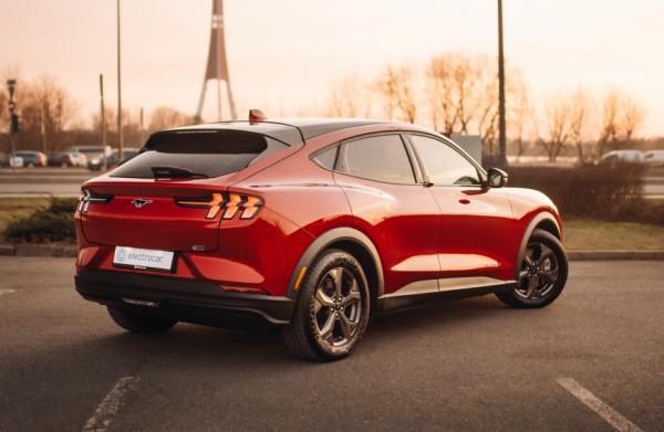 Sarkans Ford Mustang 2021 Rīga, ar dzinēja tilpumu 0.00 L un nobraukumu 98 tūkst. km par 23900 €, foto 2 vietnē AUTOMOTO.COM.LV