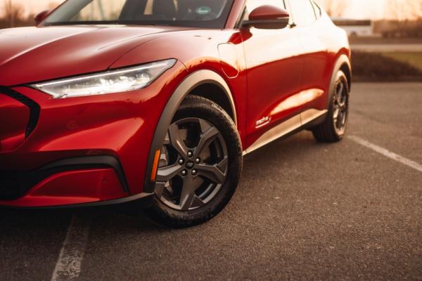 Sarkans Ford Mustang 2021 Rīga, ar dzinēja tilpumu 0.00 L un nobraukumu 98 tūkst. km par 23900 €, foto 3 vietnē AUTOMOTO.COM.LV