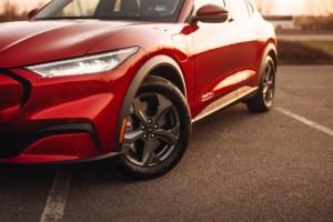 Red Ford Mustang 2021 in Riga, with an engine capacity of 0.00 L and mileage of 98 thousand km for 23900 €, photo 4 on AUTOMOTO.COM.LV