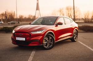 Red Ford Mustang 2021 in Riga, with an engine capacity of 0.00 L and mileage of 98 thousand km for 23900 €, photo 5 on AUTOMOTO.COM.LV