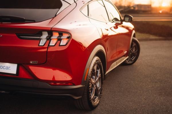 Sarkans Ford Mustang 2021 Rīga, ar dzinēja tilpumu 0.00 L un nobraukumu 98 tūkst. km par 23900 €, foto 5 vietnē AUTOMOTO.COM.LV