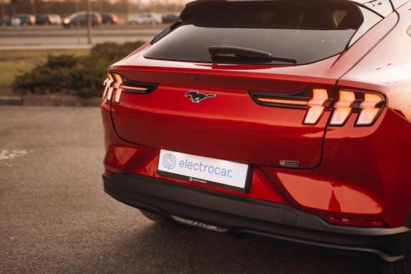 Sarkans Ford Mustang 2021 Rīga, ar dzinēja tilpumu 0.00 L un nobraukumu 98 tūkst. km par 23900 €, foto 6 vietnē AUTOMOTO.COM.LV