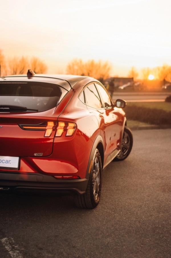 Sarkans Ford Mustang 2021 Rīga, ar dzinēja tilpumu 0.00 L un nobraukumu 98 tūkst. km par 23900 €, foto 7 vietnē AUTOMOTO.COM.LV