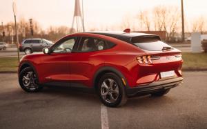 Red Ford Mustang 2021 in Riga, with an engine capacity of 0.00 L and mileage of 98 thousand km for 23900 €, photo 9 on AUTOMOTO.COM.LV