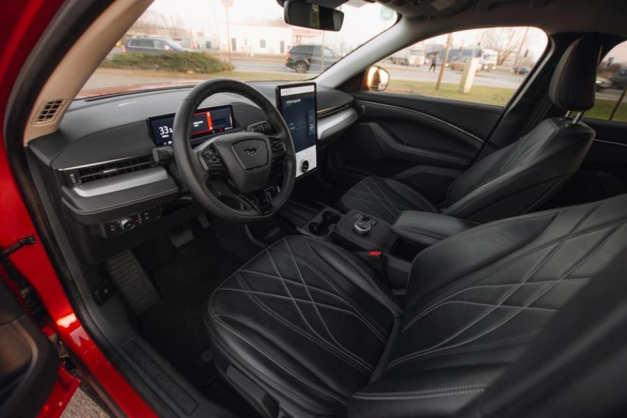 Red Ford Mustang 2021 in Riga, with an engine capacity of 0.00 L and mileage of 98 thousand km for 23900 €, photo 12 on AUTOMOTO.COM.LV