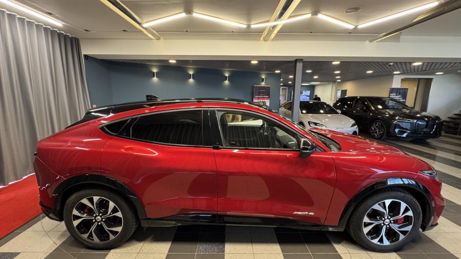 Sarkans Ford Mustang 2021 Rīga, ar dzinēja tilpumu 0.00 L un nobraukumu 53 tūkst. km par 30990 €, foto 4 vietnē AUTOMOTO.COM.LV