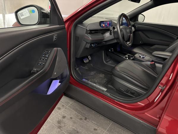 Red Ford Mustang 2022 in Riga, with an engine capacity of 0.00 L and mileage of 67 thousand km for 30990 €, photo 5 on AUTOMOTO.COM.LV