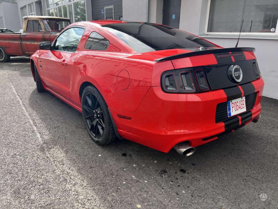 Red Ford Mustang 2014 in Kaunas, with an engine capacity of 5.00 L and mileage of 94 thousand km for 18500 €, photo 5 on AUTOMOTO.COM.LV