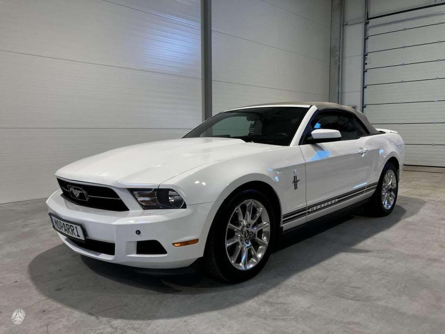 Balts Ford Mustang 2011 Klaipėda, ar dzinēja tilpumu 3.73 L un nobraukumu 71 tūkst. km par 16456 €, foto 1 vietnē AUTOMOTO.COM.LV
