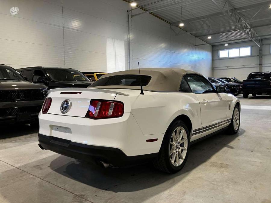 Balts Ford Mustang 2011 Klaipėda, ar dzinēja tilpumu 3.73 L un nobraukumu 71 tūkst. km par 16456 €, foto 4 vietnē AUTOMOTO.COM.LV