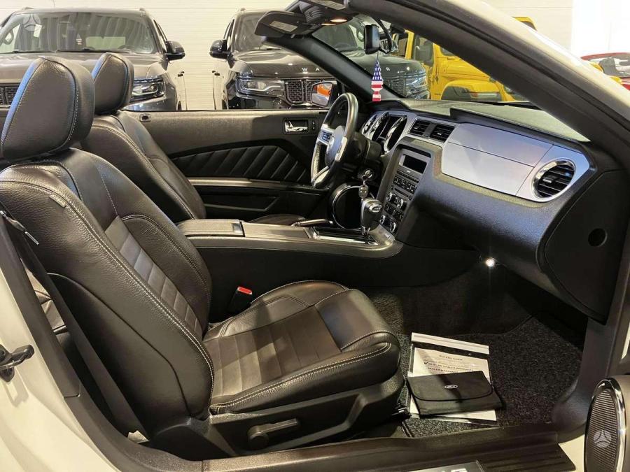 Balts Ford Mustang 2011 Klaipėda, ar dzinēja tilpumu 3.73 L un nobraukumu 71 tūkst. km par 16456 €, foto 16 vietnē AUTOMOTO.COM.LV