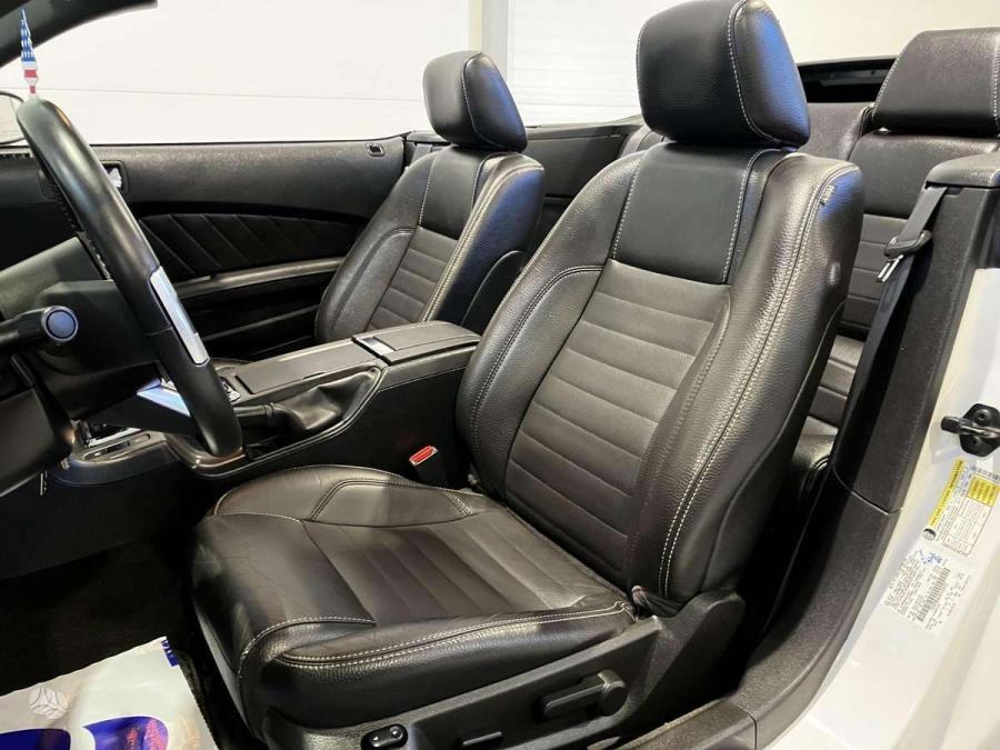Balts Ford Mustang 2011 Klaipėda, ar dzinēja tilpumu 3.73 L un nobraukumu 71 tūkst. km par 16456 €, foto 17 vietnē AUTOMOTO.COM.LV