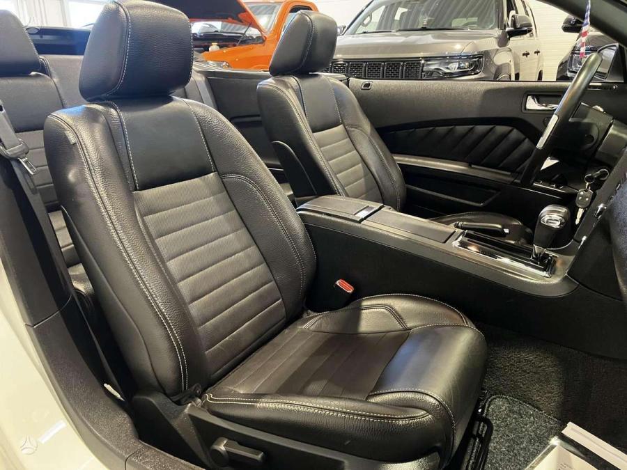 Balts Ford Mustang 2011 Klaipėda, ar dzinēja tilpumu 3.73 L un nobraukumu 71 tūkst. km par 16456 €, foto 18 vietnē AUTOMOTO.COM.LV