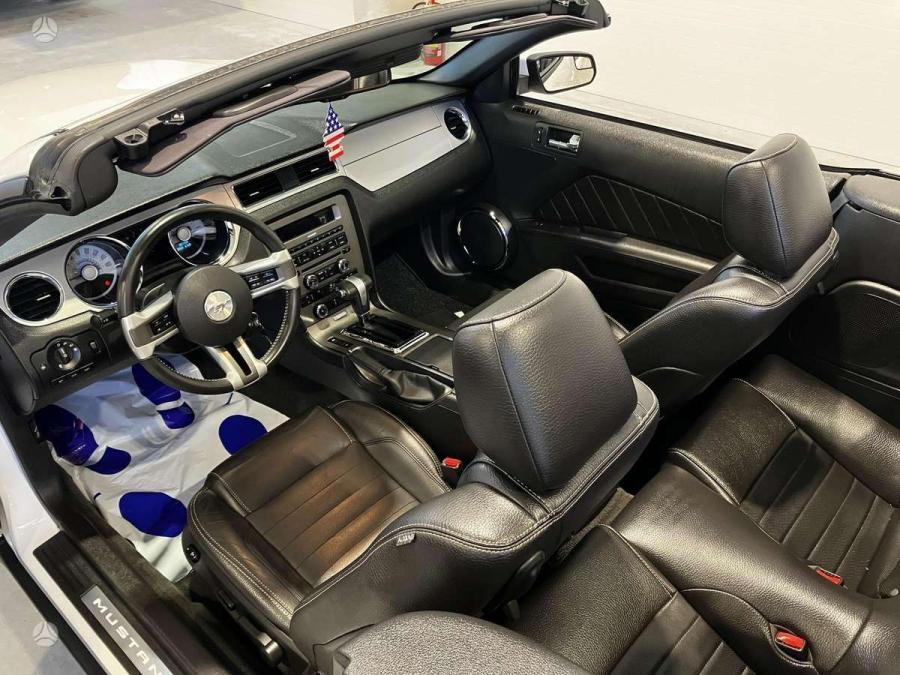 Balts Ford Mustang 2011 Klaipėda, ar dzinēja tilpumu 3.73 L un nobraukumu 71 tūkst. km par 16456 €, foto 20 vietnē AUTOMOTO.COM.LV